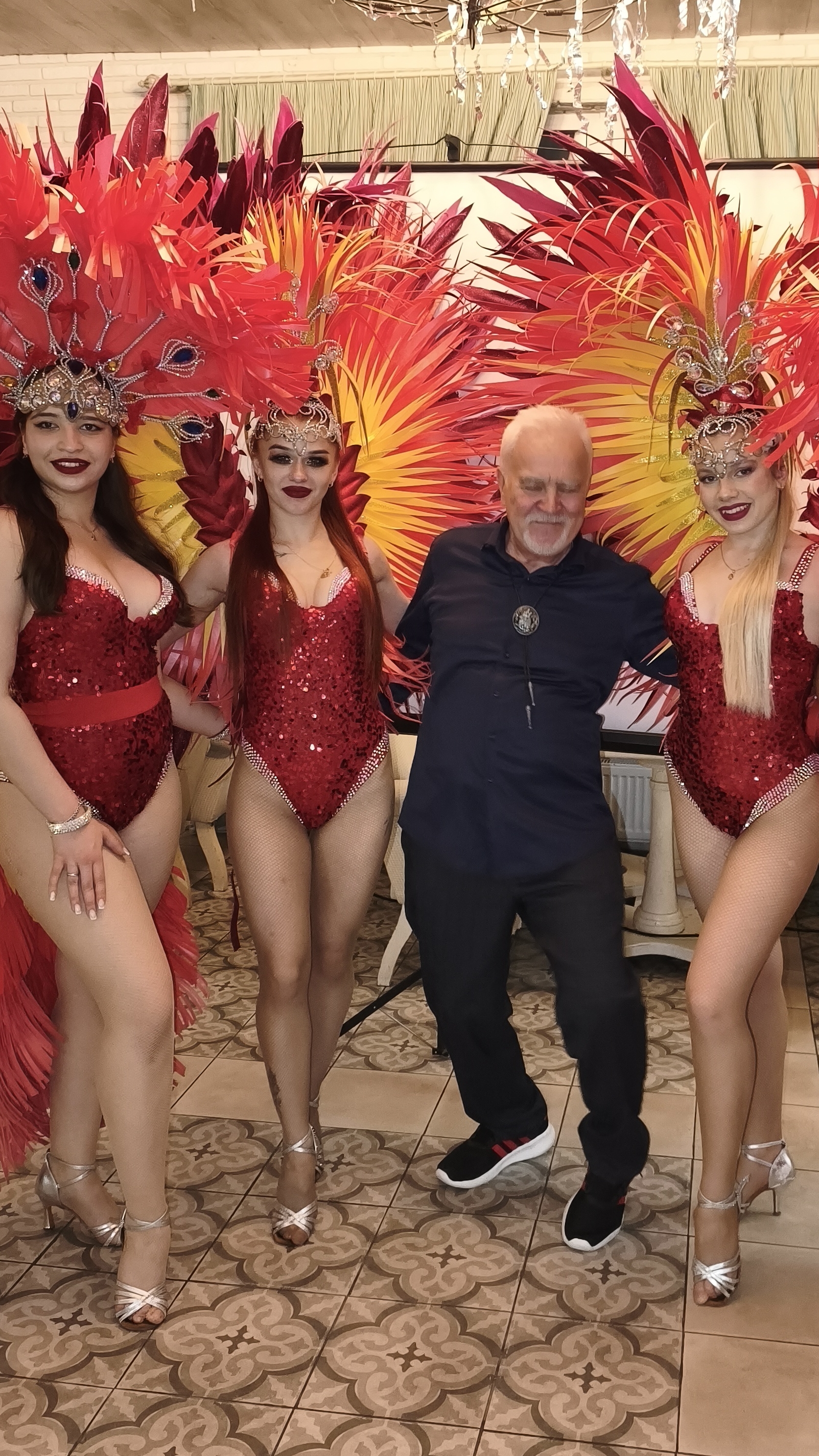 Фотосет Юбиляра с артистами шоу-балета!