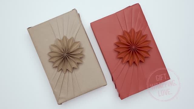 Упаковка подарков: декоративные бумажные розочки.