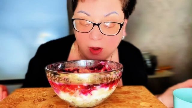 Ну, что Я могу про себя сказать 😉и УМНИЦА и КРАСАВИЦА/ Ем СЕЛЕДКУ под ШУБОЙ и ХУДЕЮ!