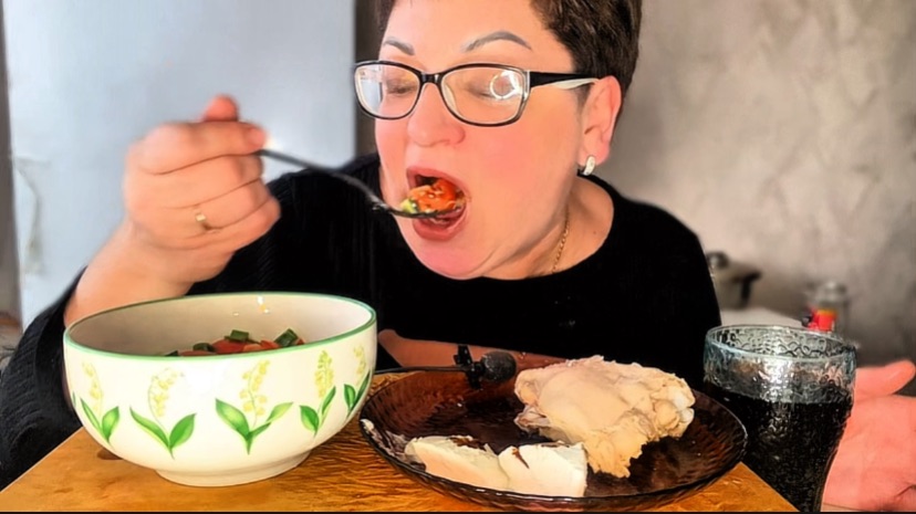 Мукбанг и салат и курица и сыр!Я это съем и похудею!
