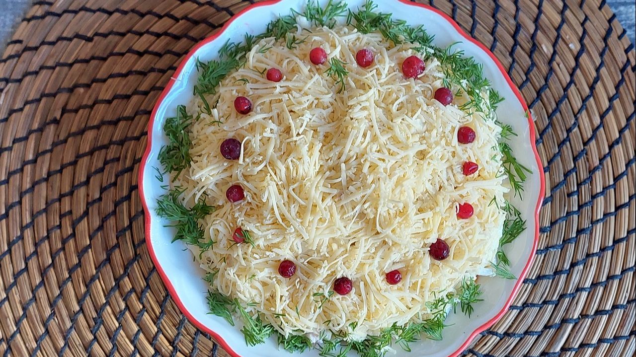 Свекольный слоёный салат с копчёным привкусом. Элементарно, но вкусно.