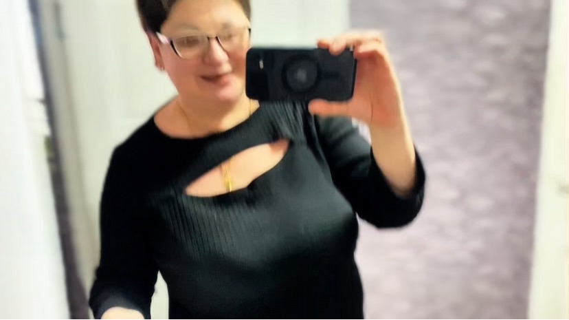 Толстая женщина плачет у окна🤣🤣🤣Это я песни пою/Все успела перед работой!