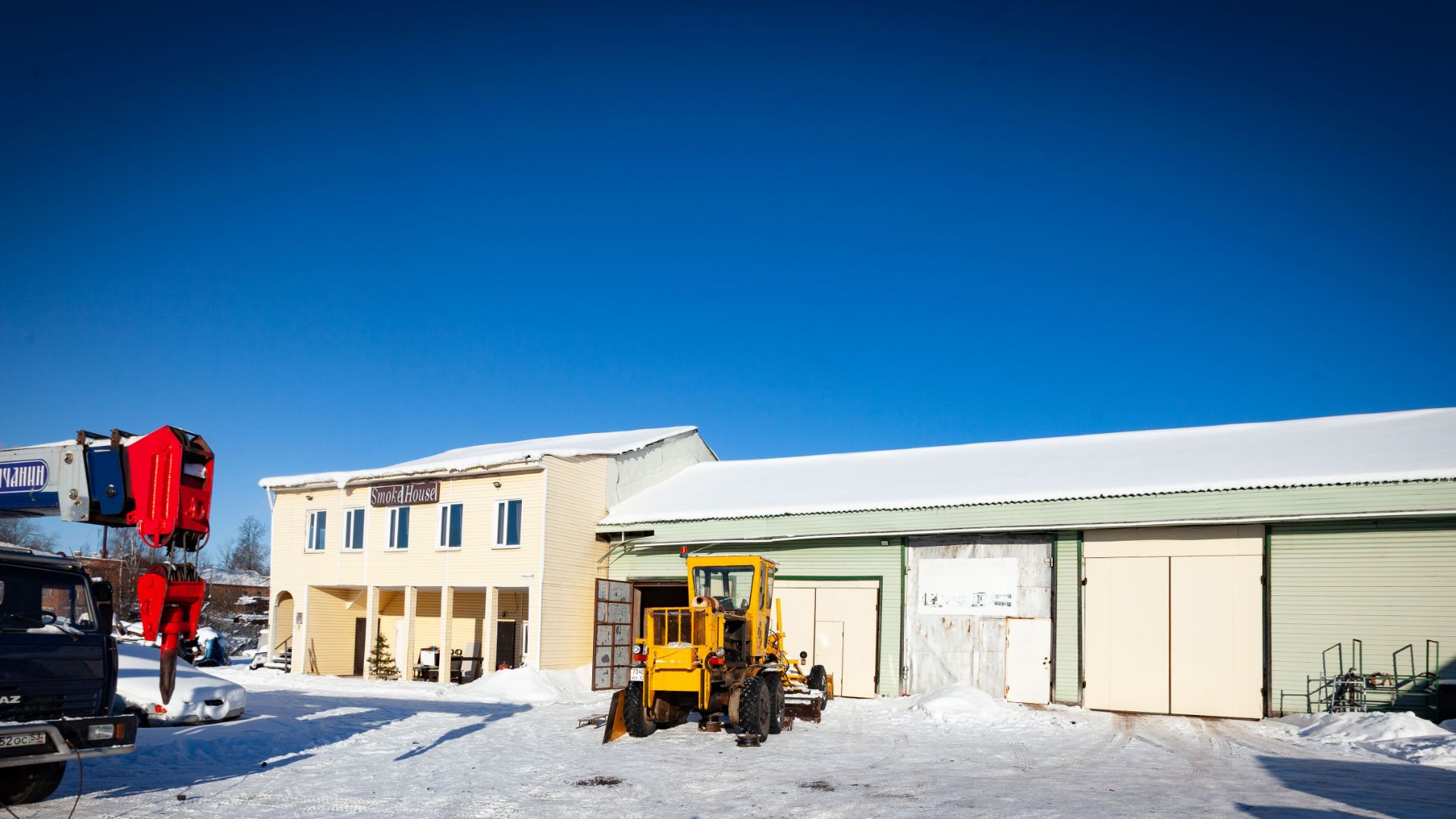 Здание транспортного цеха с пристройкой склада и конторы,  расположенное в  г. Малая Вишера