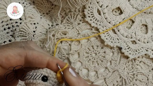 Вяжем клюв прямо на голове игрушки.