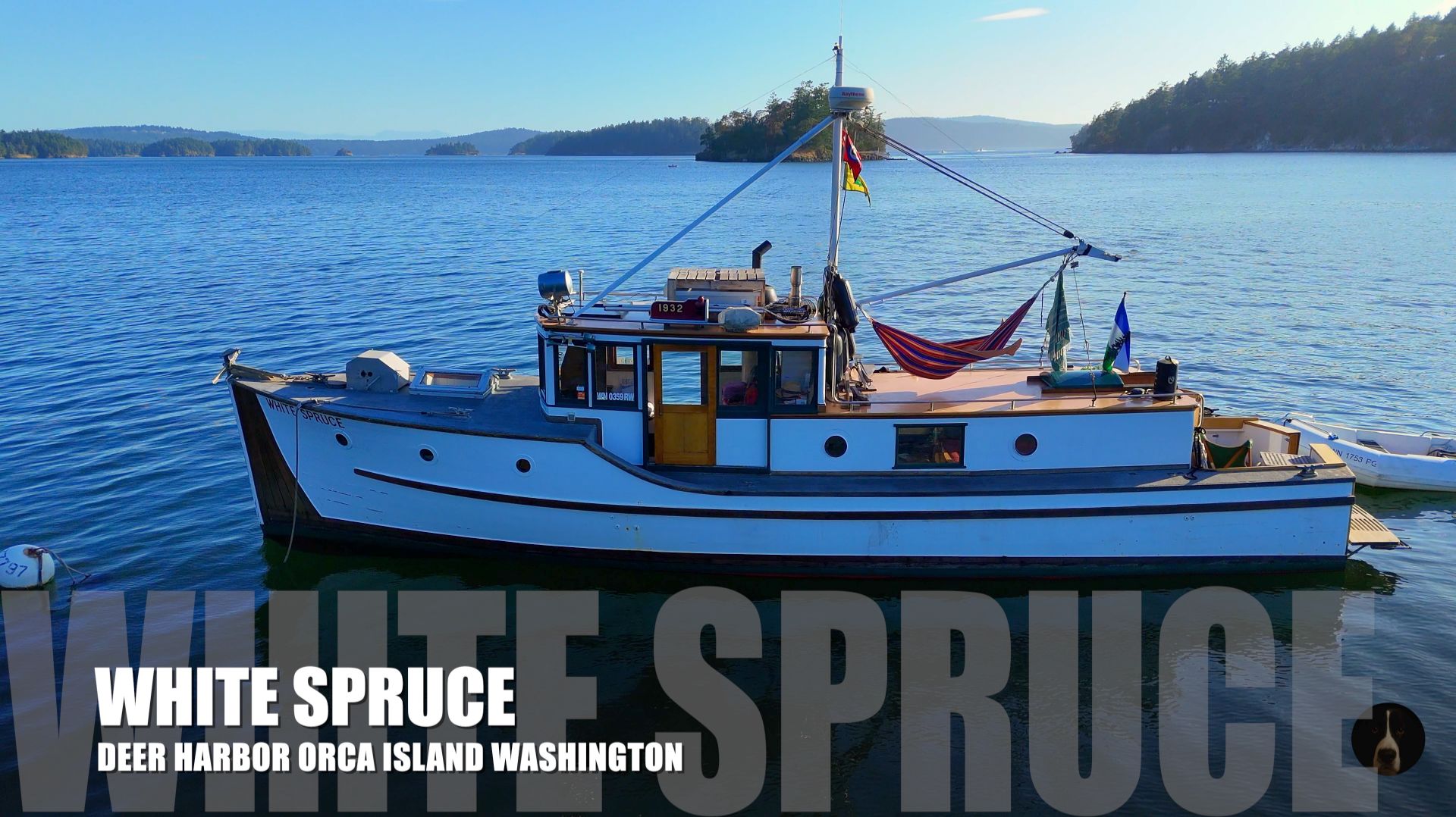 🌅 Летний вид Оркас-Айленд | Классическое деревянное судно “Spcure” на якоре в Deer Harbor