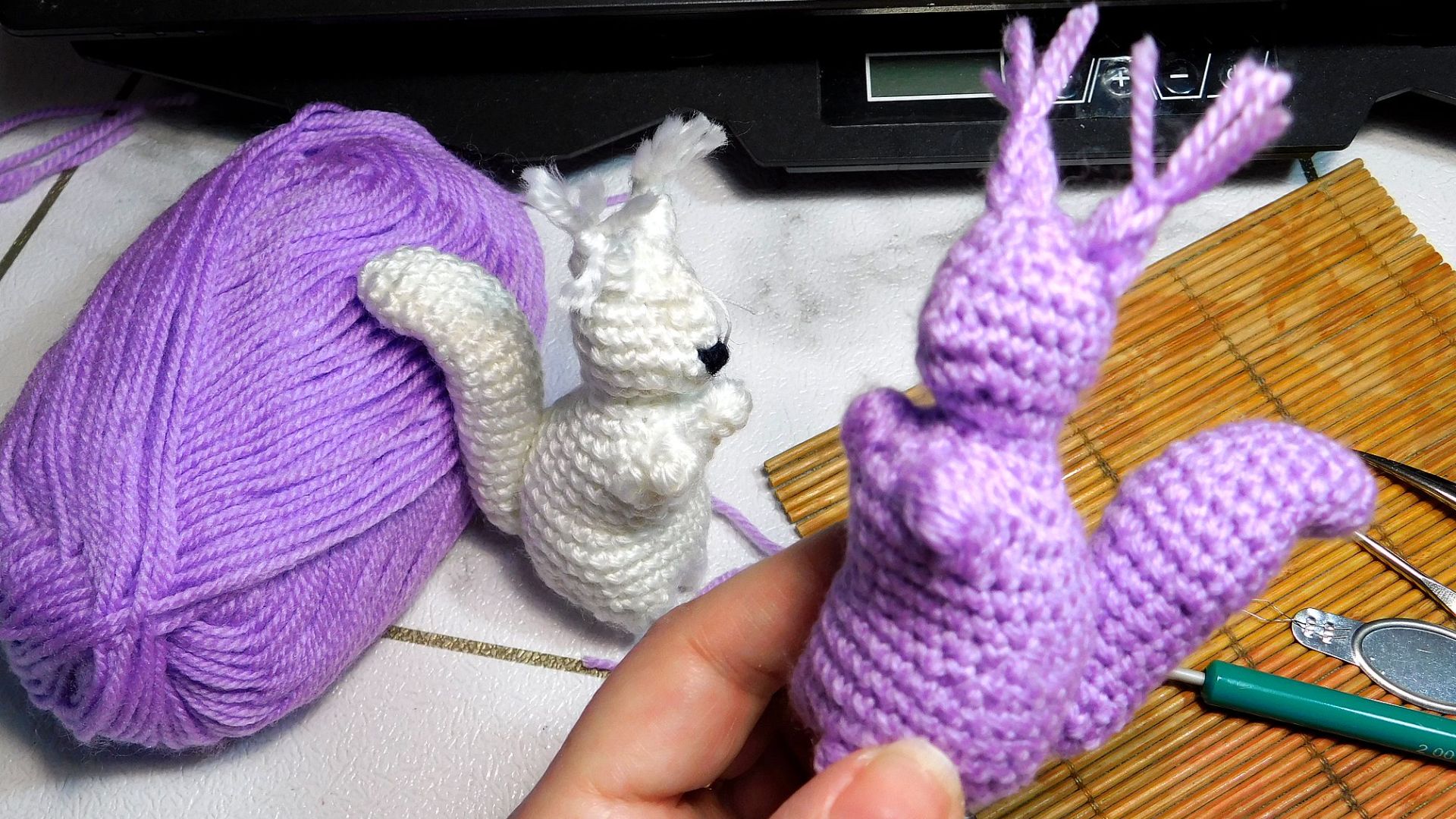 ВЯЖЕМ БЕЛИЧЬИ УШИ // КАК ЭТО ДЕЛАЮ Я ПРИ ВЯЗАНИИ ИГРУШКИ КРЮЧКОМ 🐿✨