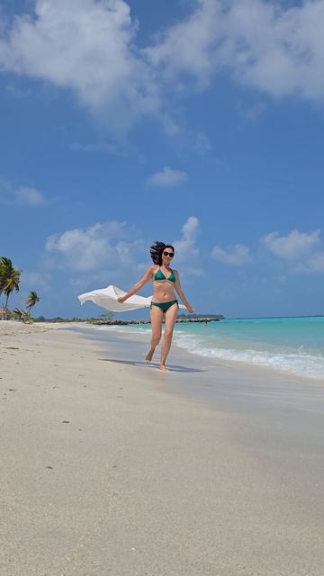 На бикини-пляже острова Гурайдо, Мальдивы