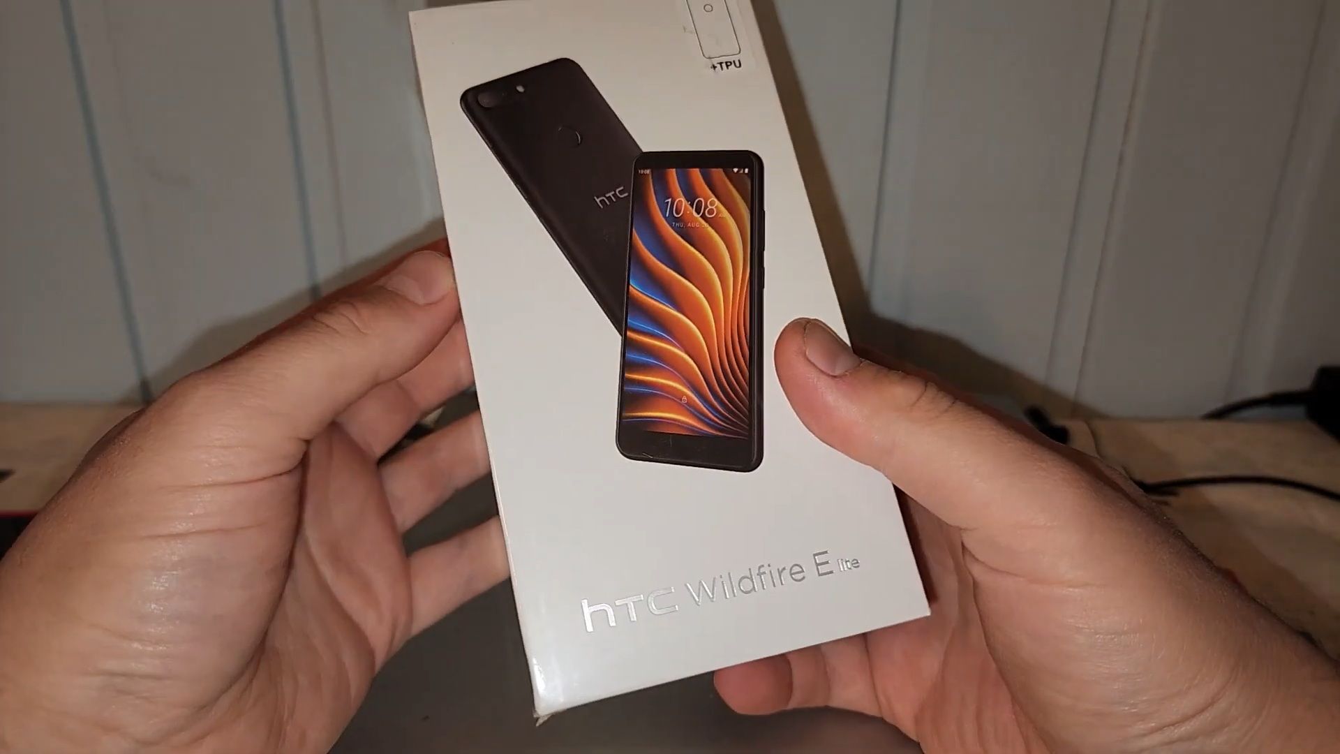 HTC Wildfire E-lite: Micro-USB не хуже Type-C!