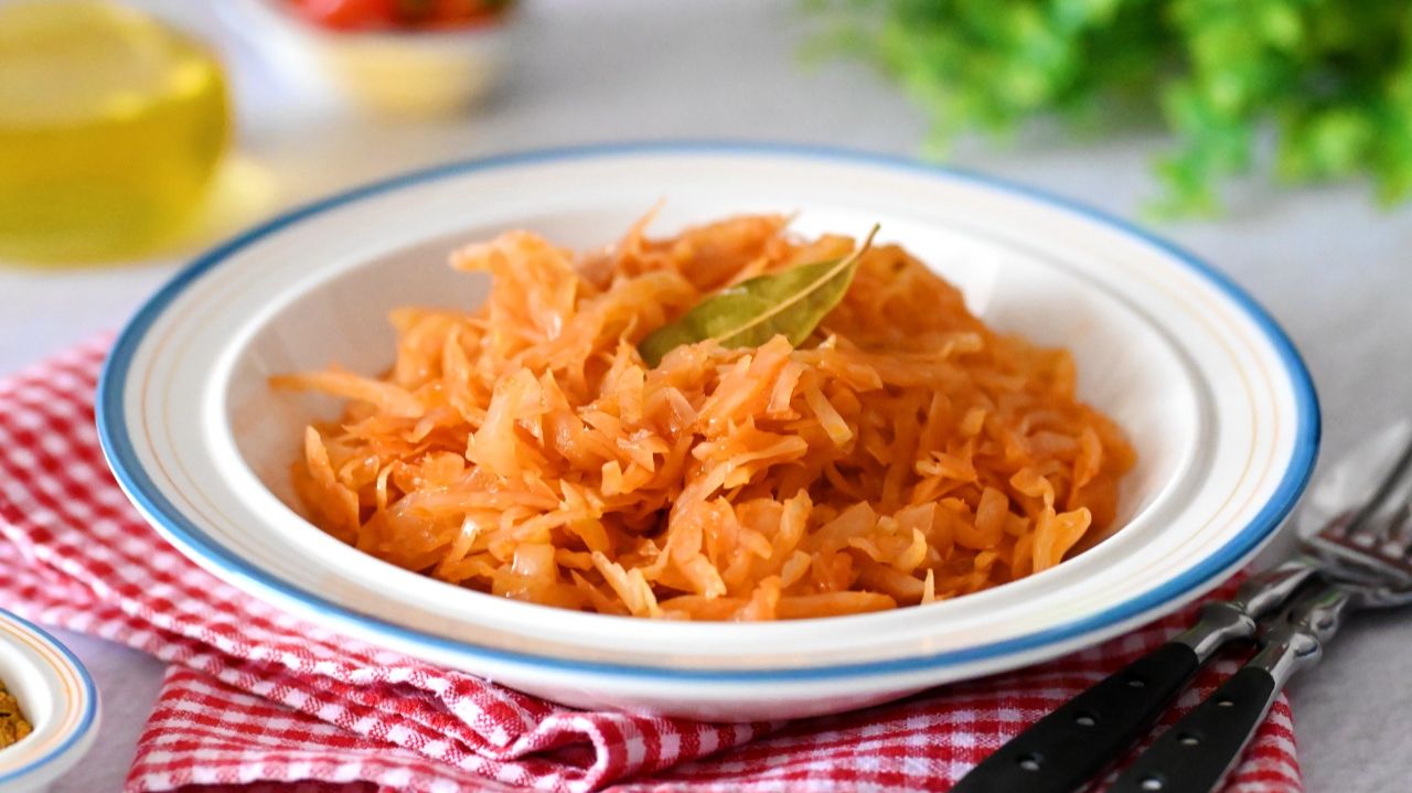 Тушеная капуста с томатной пастой | проще не бывает, подойдет вегетарианцам