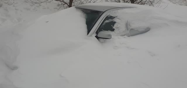 Закопанная машина в снегу. Последствия снежной бури метели в Казани. Руслан Михайлов