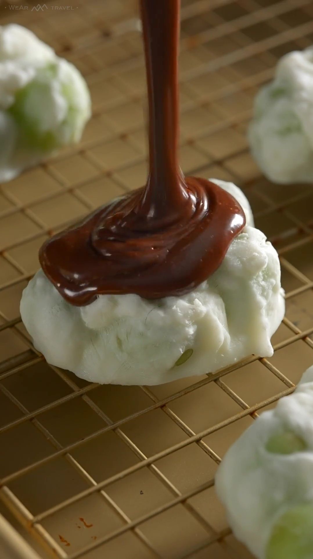 Шоколадные конфеты с виноградом