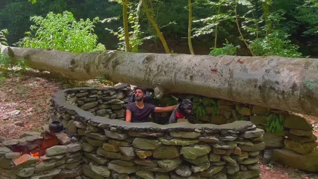 XAKAN _ под бревном, но с каменными стенами.