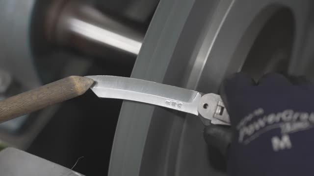 Производство легендарных японских складных ножей Higonokami