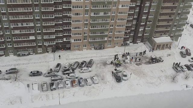 Чистка двора от снега в Казани. Казань накрыла зимняя стихия. Руслан Михайлов