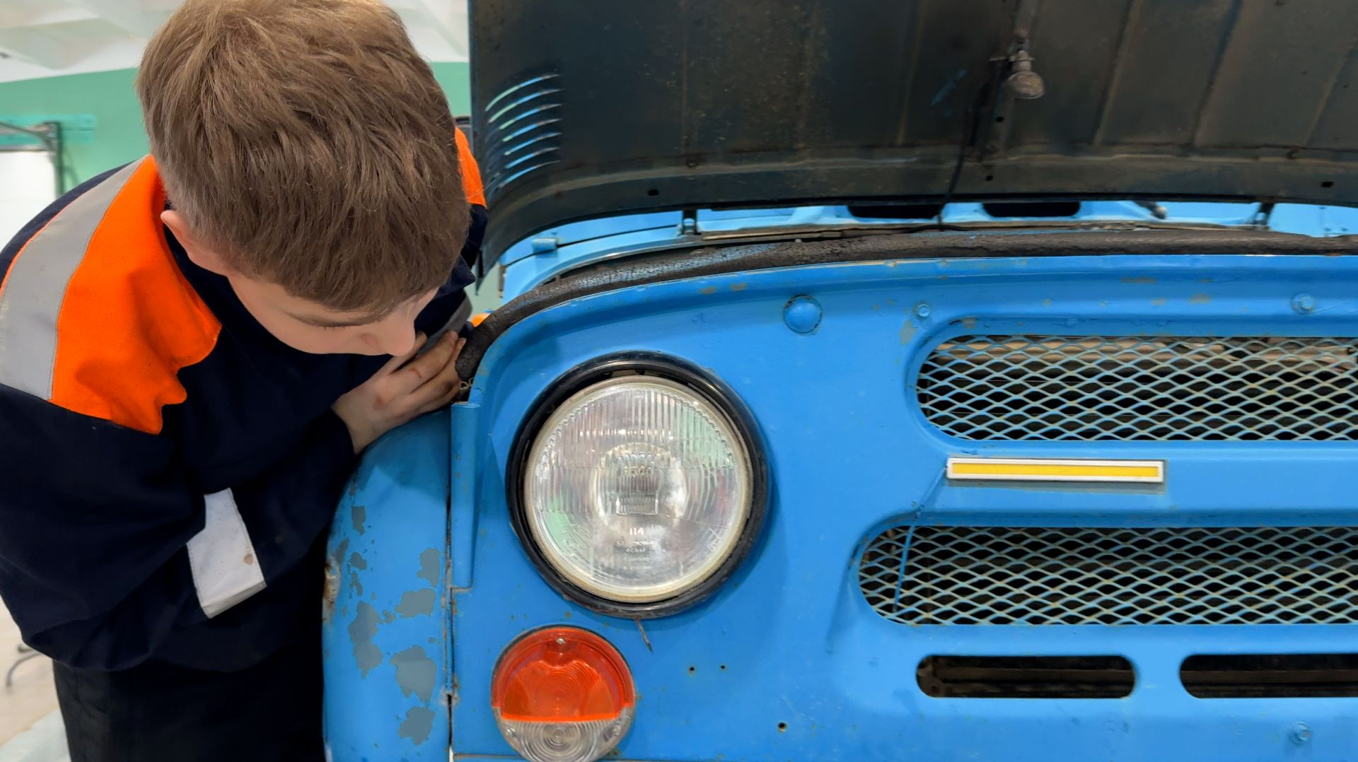 Учебный УАЗ станет боевой машиной: охинские студенты приводят его в порядок