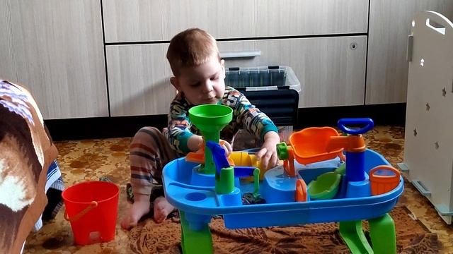 Мироша и водная игрушка. Малышу 2 года 1 месяц.