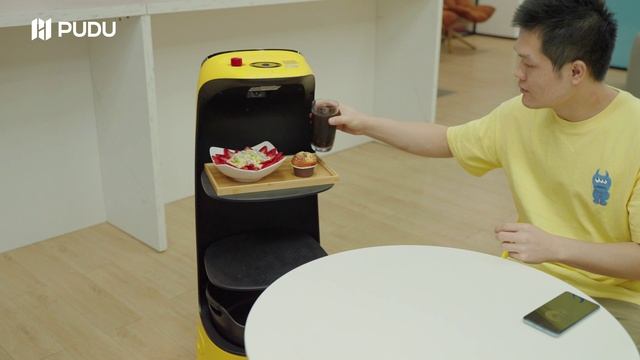 PUDU KettyBot Pro доставляет заказ