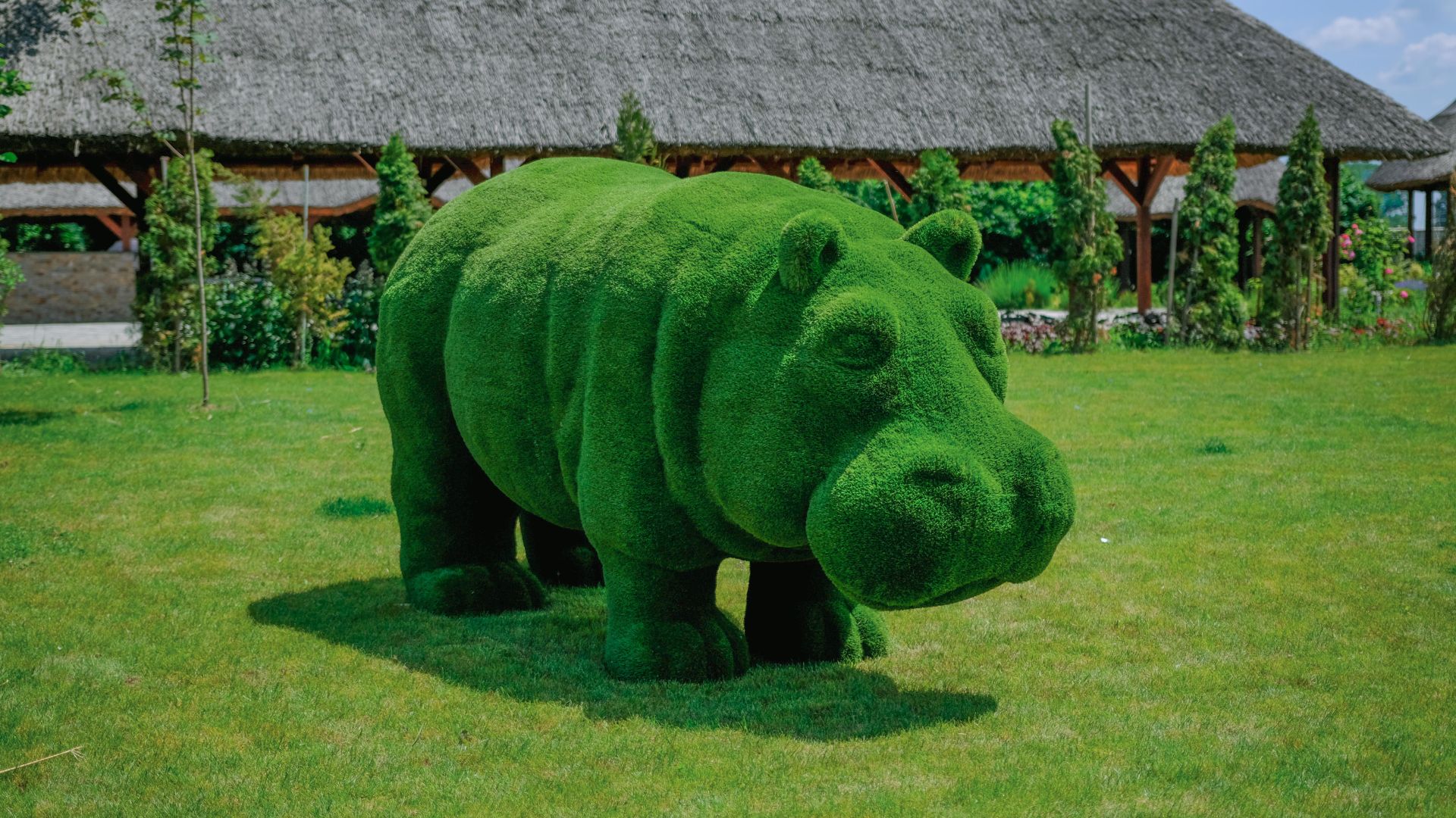 Топиарная фигура "Бегемот" из стеклопластика и искуственной топиарной травы.