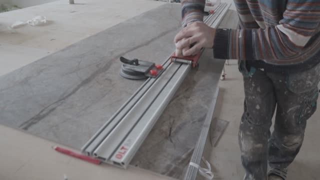 Подготовка и укладка крупноформатной плитки на пол под душевой поддон #new #diy #топ