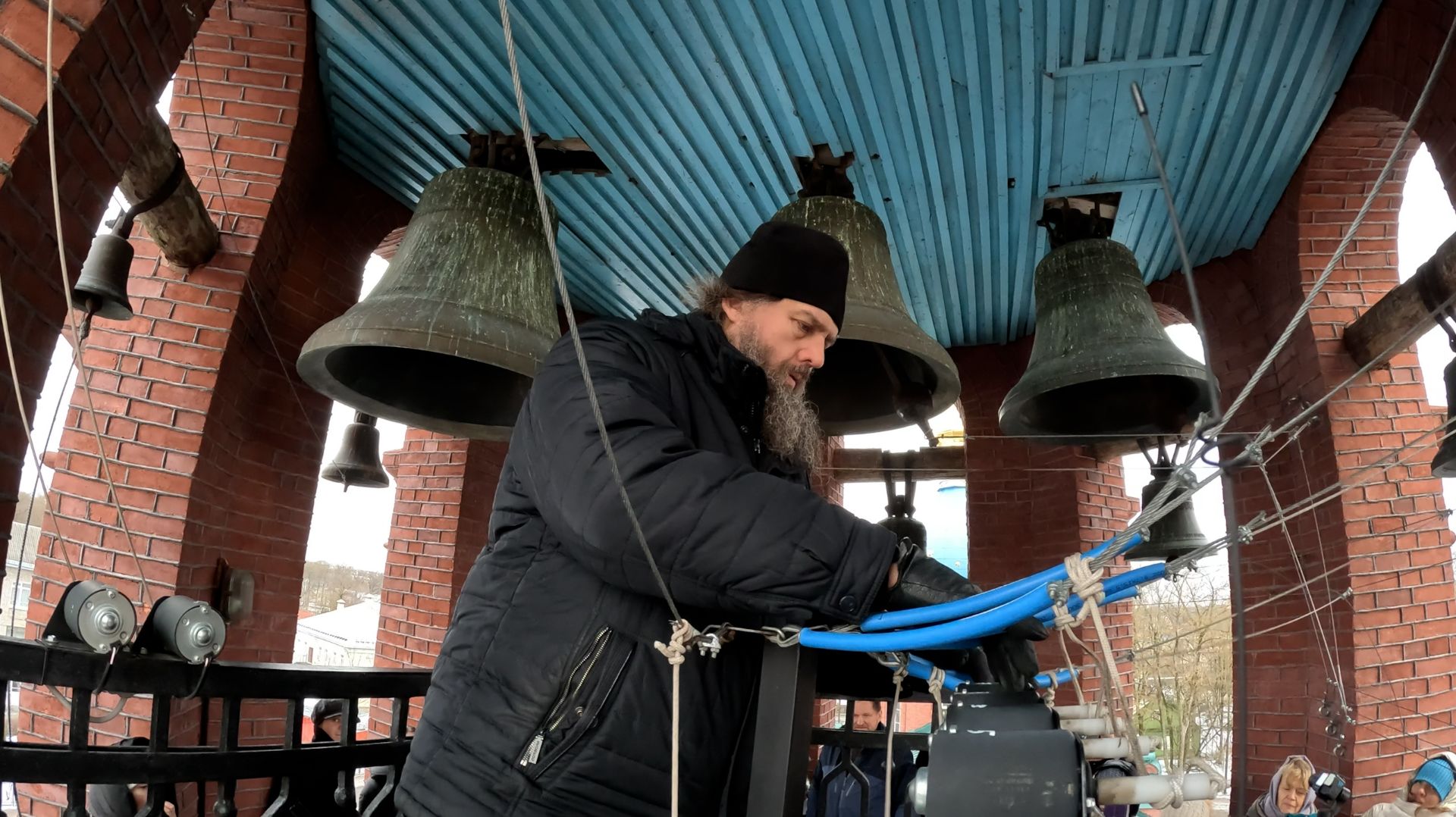 Колокольный звон, иеродиакон Роман. Колокольня храма Александра Невского (Псков), 9.01.2025