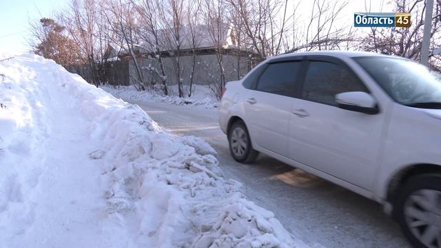 Ледяная горка на Увале представляет опасность водителям и пешеходам