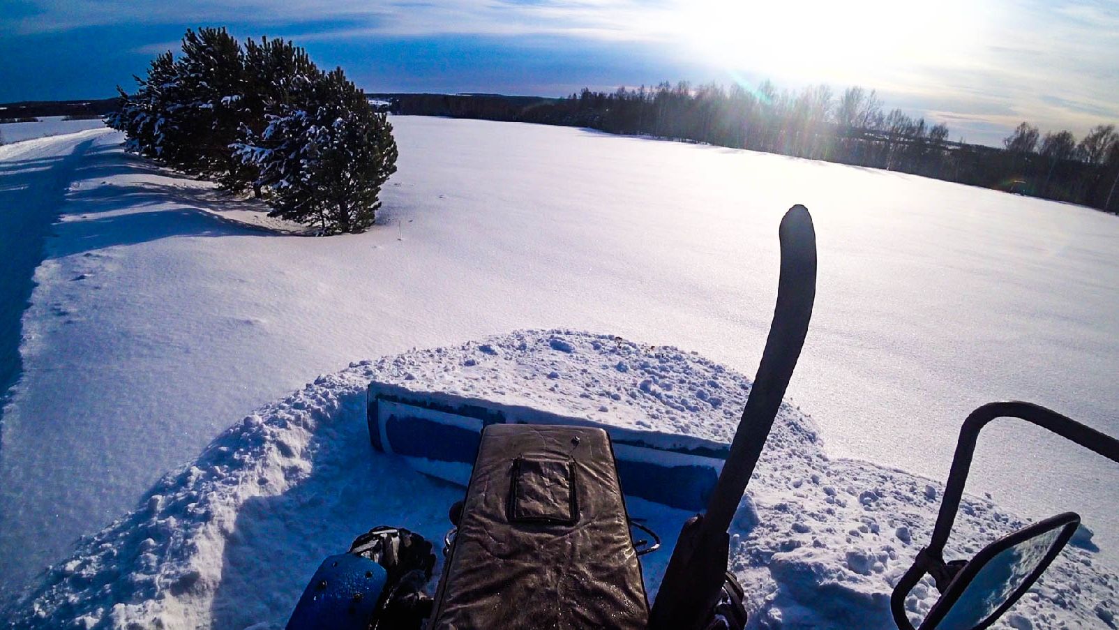 "Разбиваю" обочины дорог на тракторе МТЗ-82.1 с двумя отвалами.
