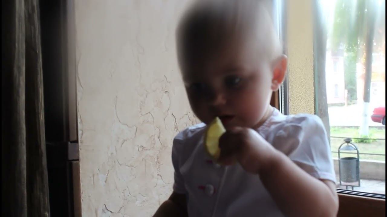 Насмотрелись смешных видео, как дети пробуют впервые лимон, решили дать своему малышу