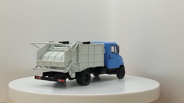 Легендарные грузовики СССР №117 Мусоровоз КО-442 на базе ЗИЛ-5301 "Бычок-Коммунальщик" 1:43