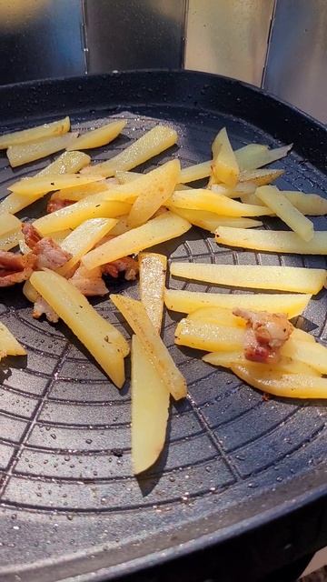 Карелия 2025. Картошка с беконом на гриле. Июль 2025г