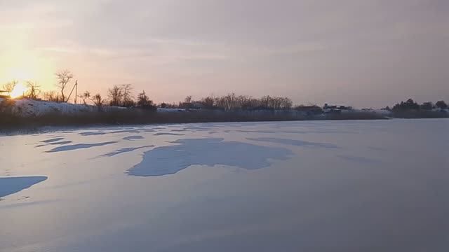 зимний пейзаж с замерзшей рекой