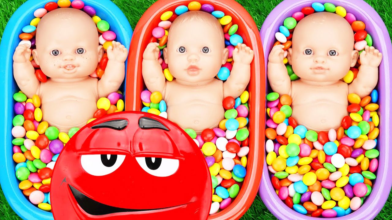 Мультики для детей. Маленькие ляльки с яркими шариками в ванночках. Смотреть мультики для малышей.