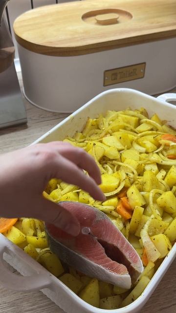 Запечённая РЫБА с овощами и зелёным соусом! Самый простой рецепт на ужин - сочное филе в духовке!