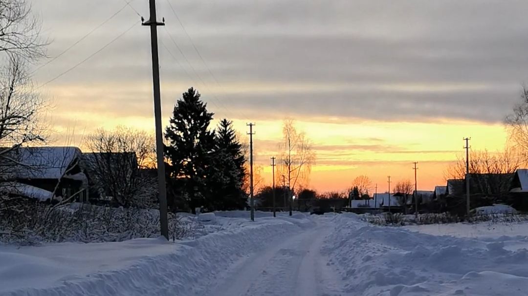 В Чаадаевке в феврале часто наблюдаются снег, мороз и живописные закаты.
