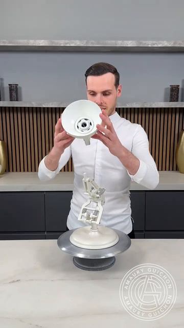 Лампочка на мячике (Pixar) из шоколада.