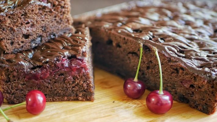 Пирог с вишней и шоколадом.