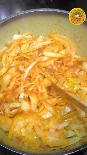 Тушёная капуста с охотничьими колбасками: уют и вкус в каждой ложке!