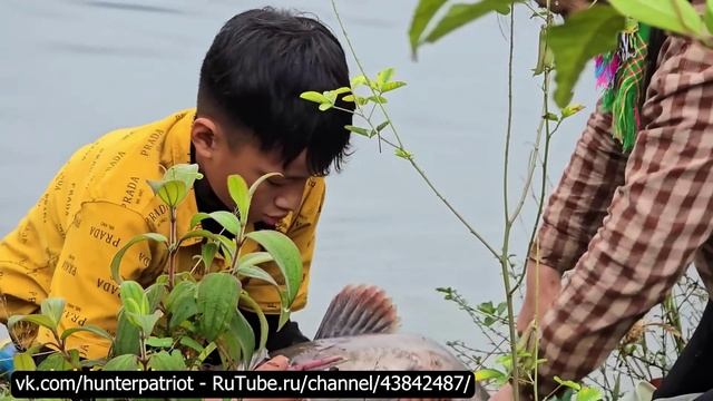 🎣 Древний способ рыбалки на дождевого червя: хайлендский мальчишка ловит карпов на продажу