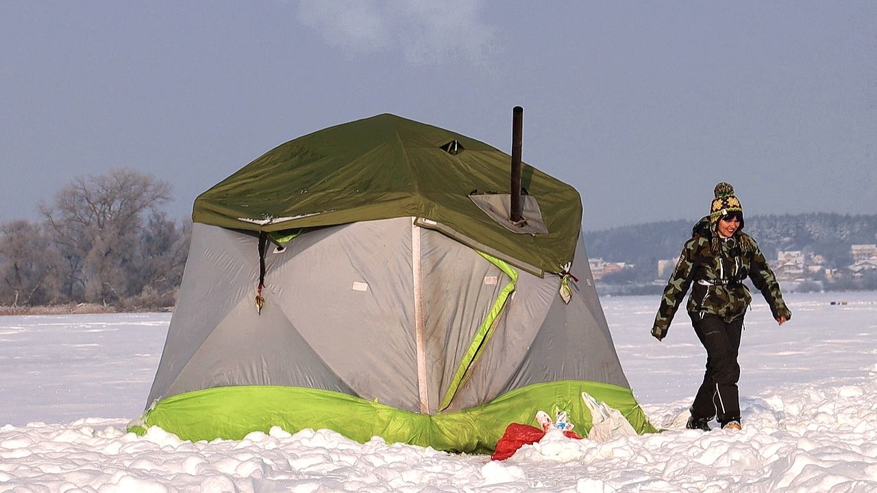 Уютно В ПАЛАТКЕ НА ЛЬДУ рыбачу с ночёвкой НА ПОПЛАВОК!