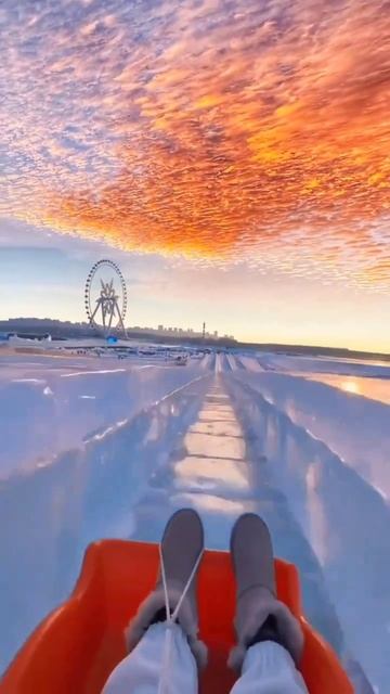 Ледяная горка  на фестивале льда и снега в Харбине