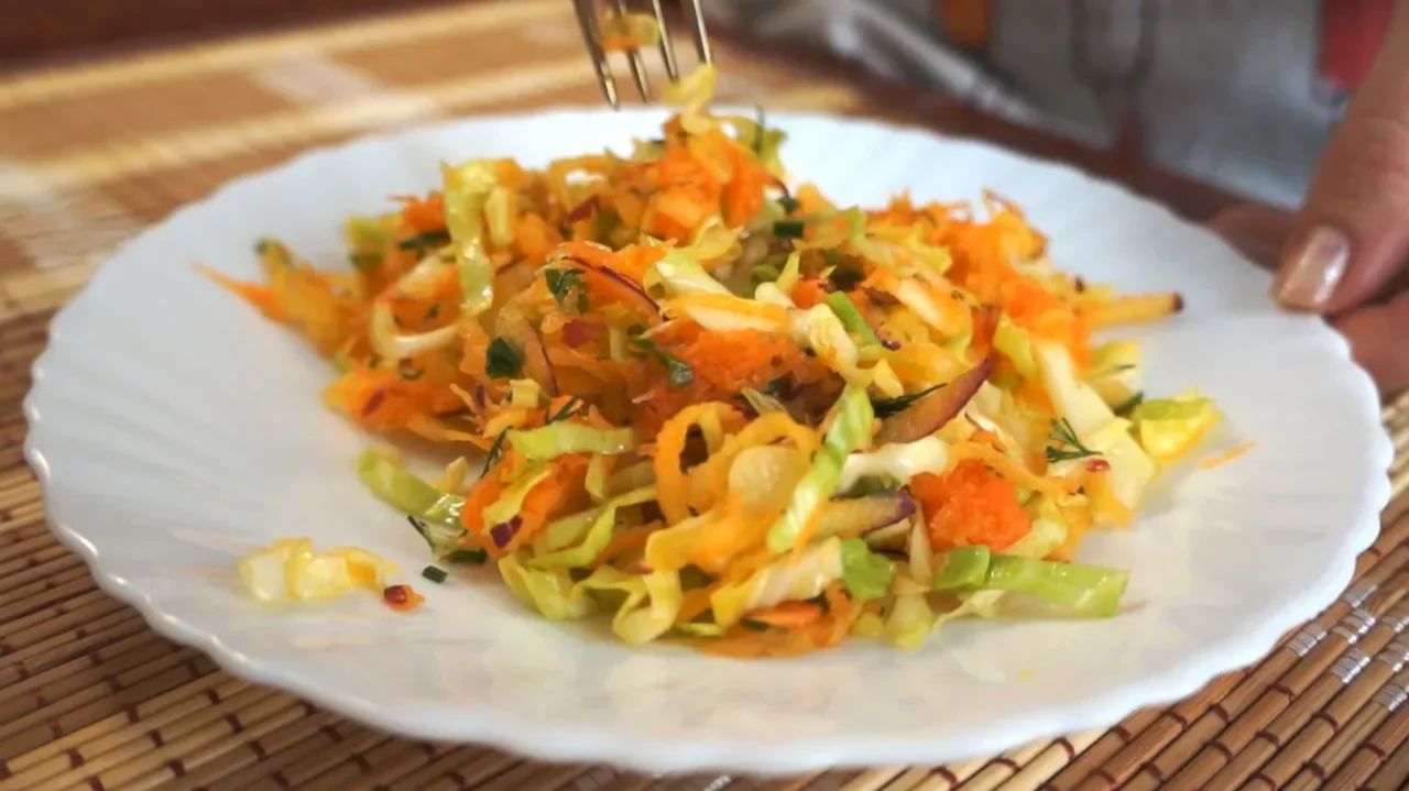 Салат из свежей капусты зимой! + Морковь, яблоко, лимон и зелень. ОЧЕНЬ ВКУСНО! КРУГЛЫЙ ГОД!