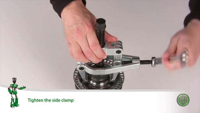 KUKKO 204-V "Cobra" — Съемник внутренних обойм с боковым фиксатором