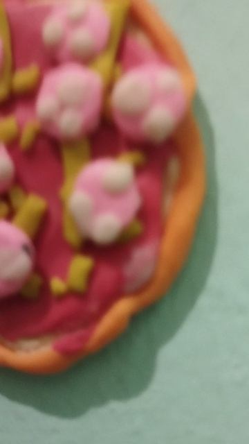 Я слепил из пластилина пиццу!!!