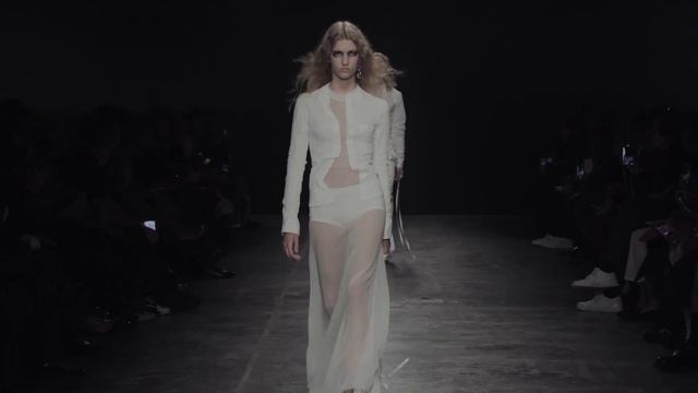 Показ женской коллекции Ann Demeulemeester весна-лето 2023