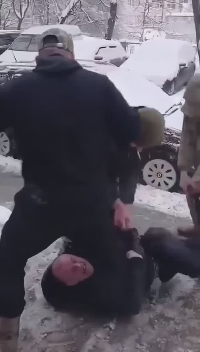 Громадянин вышел на улицу вытряхнуть ночной лоток и набрать воды.