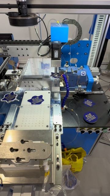 Автоматизированная нарезка и обметывание бирок на выставке ITMA Singapore