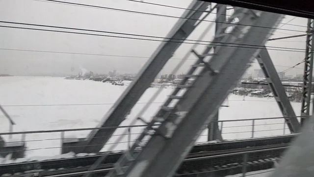 Въезд в Пермь на поезде с запада по мосту через Каму