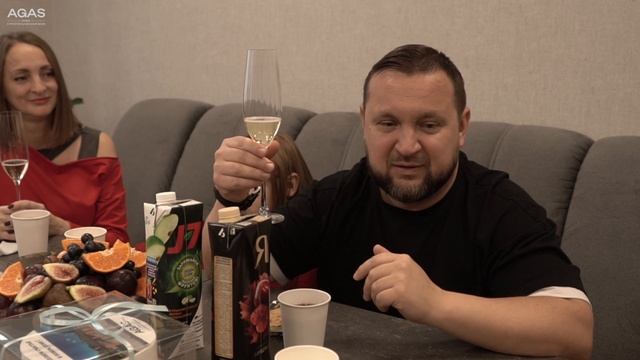 Торжественное вручение ключей семьям в офисе | 2025