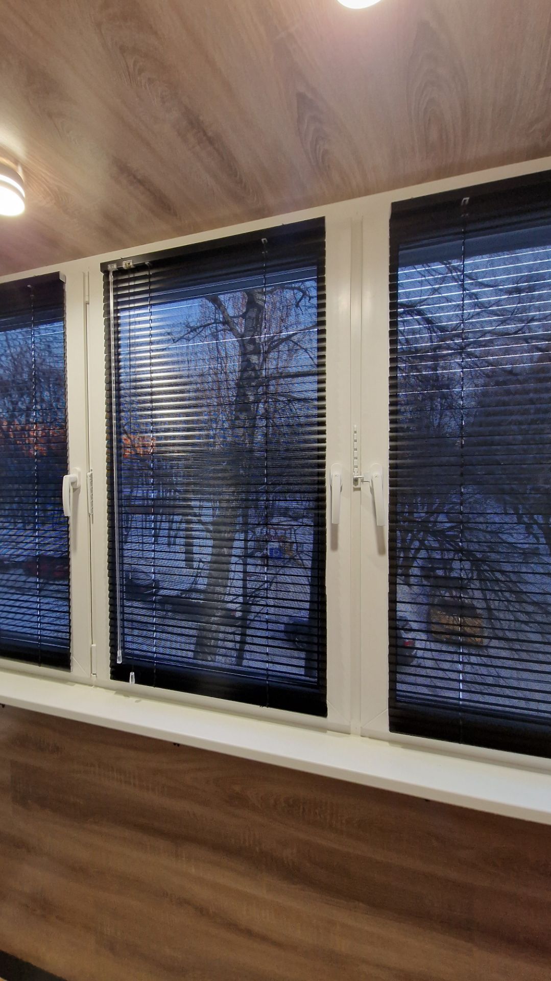 Перфорированные алюминиевые жалюзи 25мм. Цвет 130 (черный). Монтаж на створку.