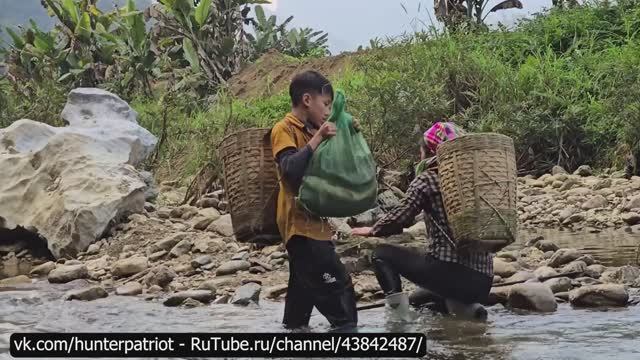 Удивительная ловля гигантского 13-килограммового сома в горах с использованием древнего трезубца!