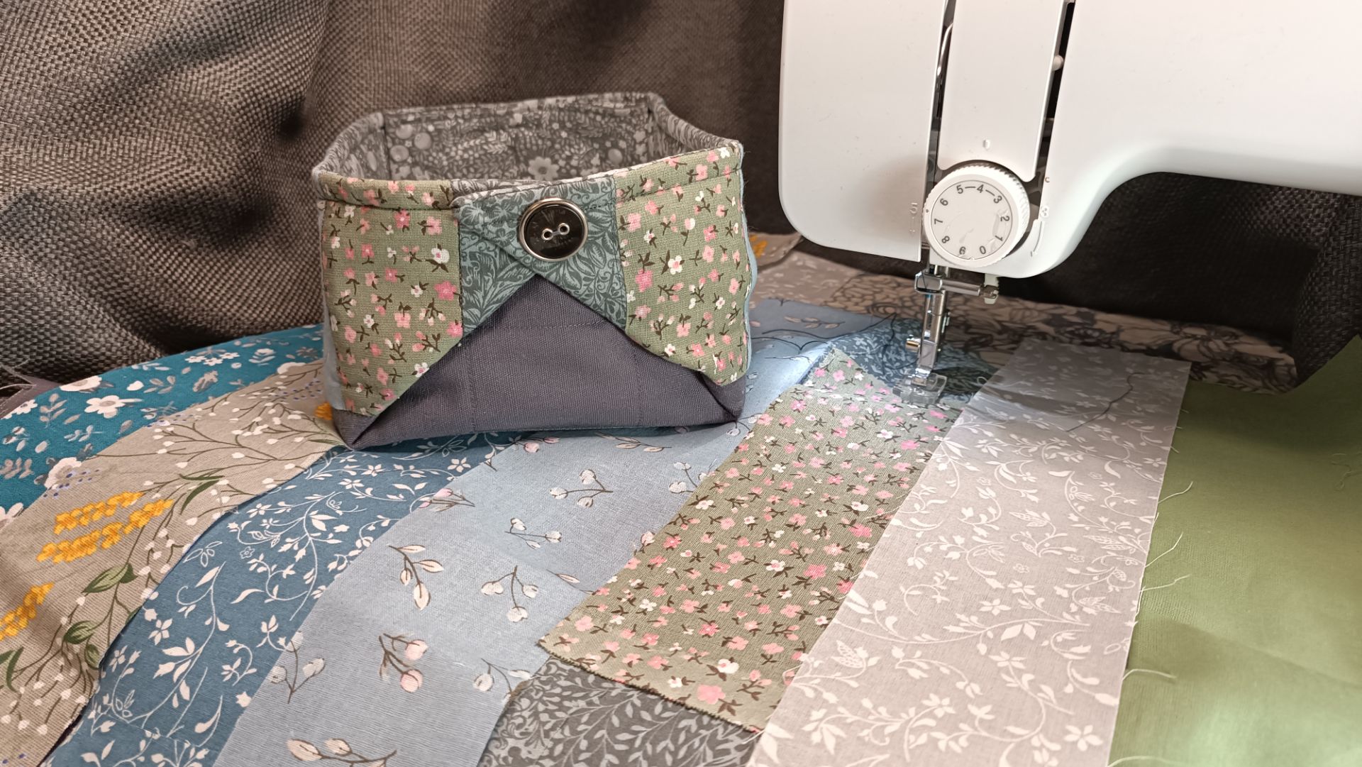 Простой способ сшить необходимую в хозяйстве вещицу. Такое лоскутное шитьё вам точно понравится.